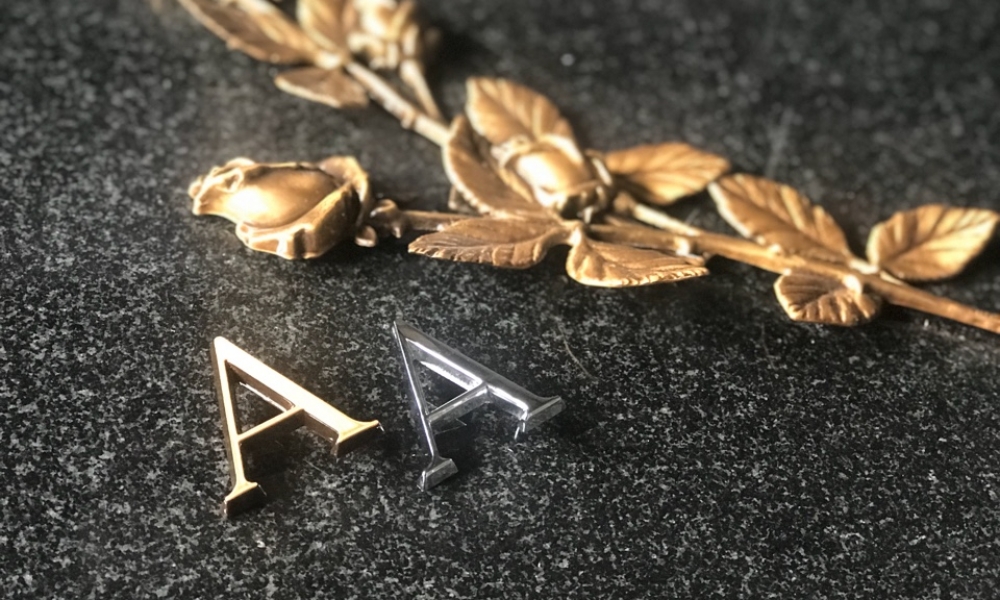 Новое в оформлении памятника: хромированные буквы Полезные статьи на ...